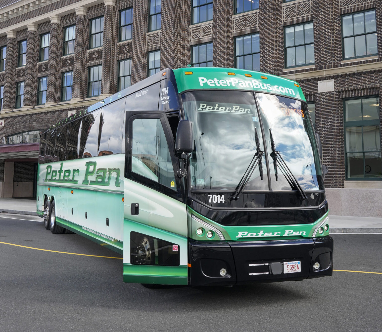 Peter Pan Bus Adds 15 New MCI Motor Coaches - Peter Pan Bus Lines
